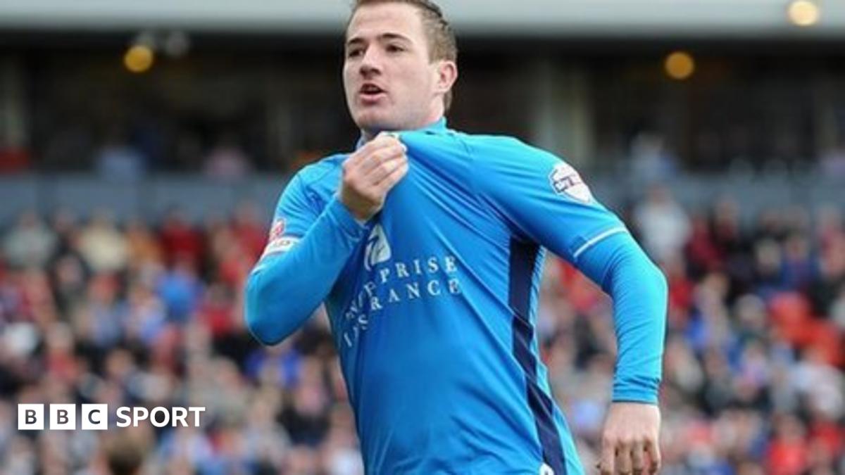 Ross McCormack: Fulham sign Leeds United striker - BBC Sport
