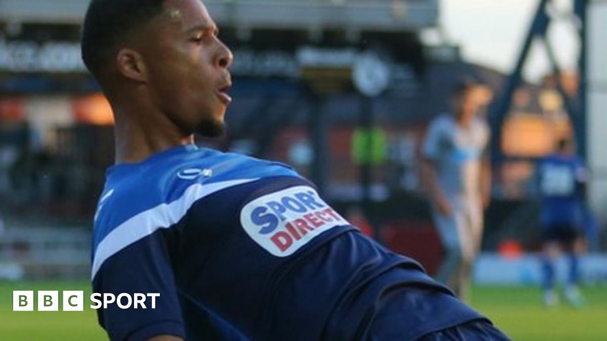 Oldham Athletic: Photocall off with new strip still to arrive - BBC Sport