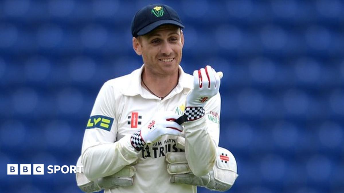 Mark Wallace happy to remain Glamorgan captain for next season - BBC Sport