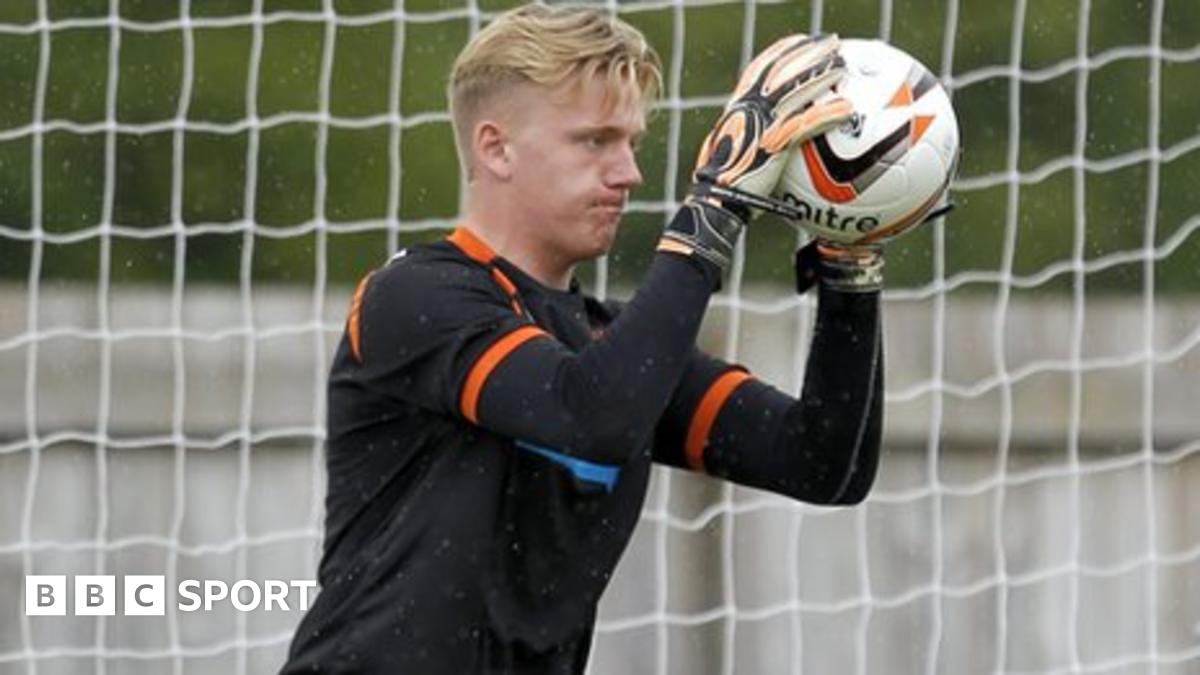 Connor Hunt: Chesterfield sign Everton goalkeeper on loan - BBC Sport