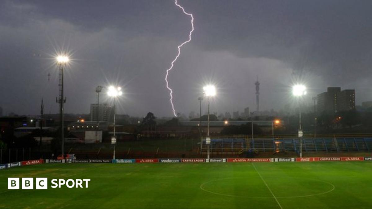 Lightning strikes Peruvian footballer - BBC Sport