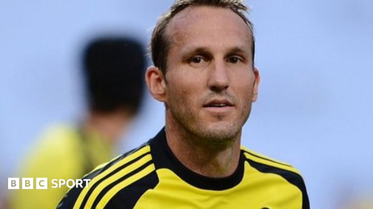 Mark Schwarzer: Leicester City sign Chelsea goalkeeper - BBC Sport