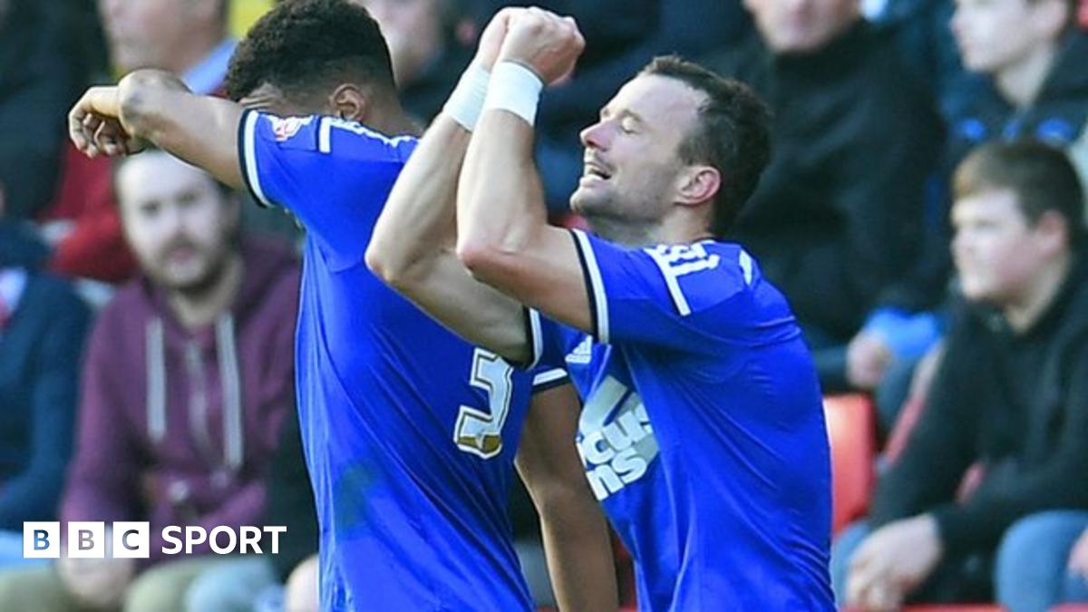 Noel Hunt: Ipswich Town striker happy to wait on future - BBC Sport