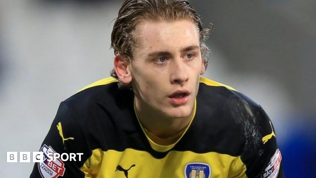 Elliott Hewitt remains at Colchester United on loan - BBC Sport