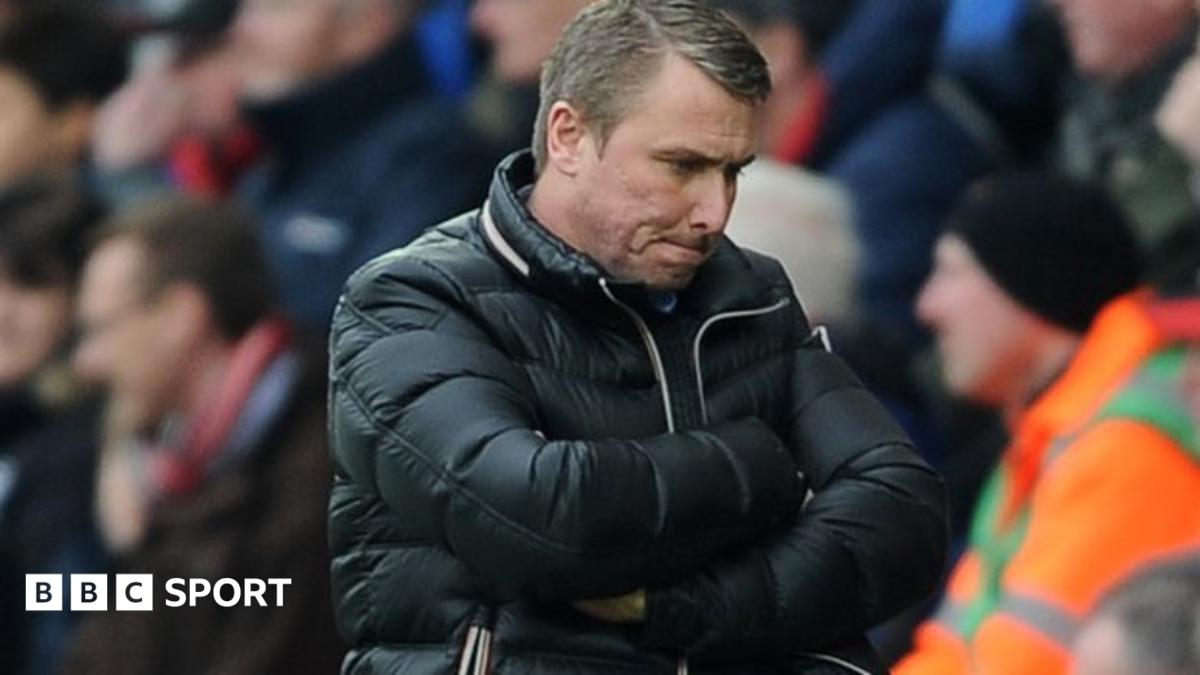 Blackpool: Lee Clark wishes Championship season could end - BBC Sport