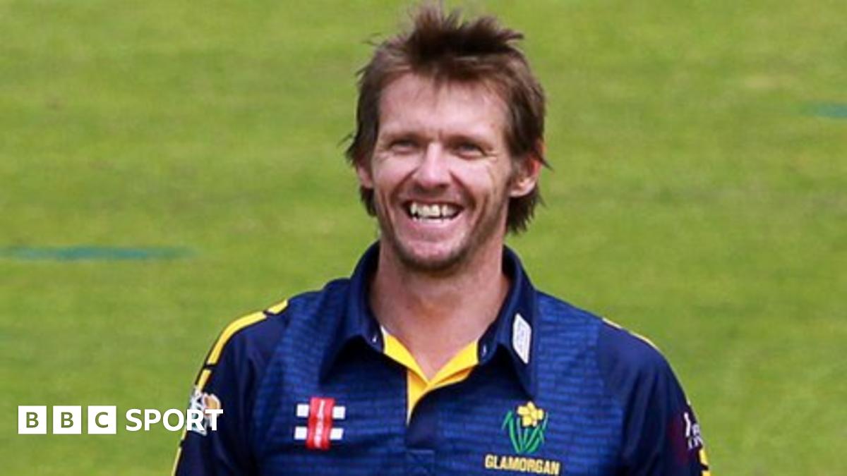 Glamorgan injury worry over Australian bowler Michael Hogan - BBC Sport