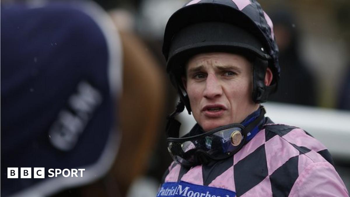 Grand National 2015: Jamie Moore out of Aintree with broken leg - BBC Sport