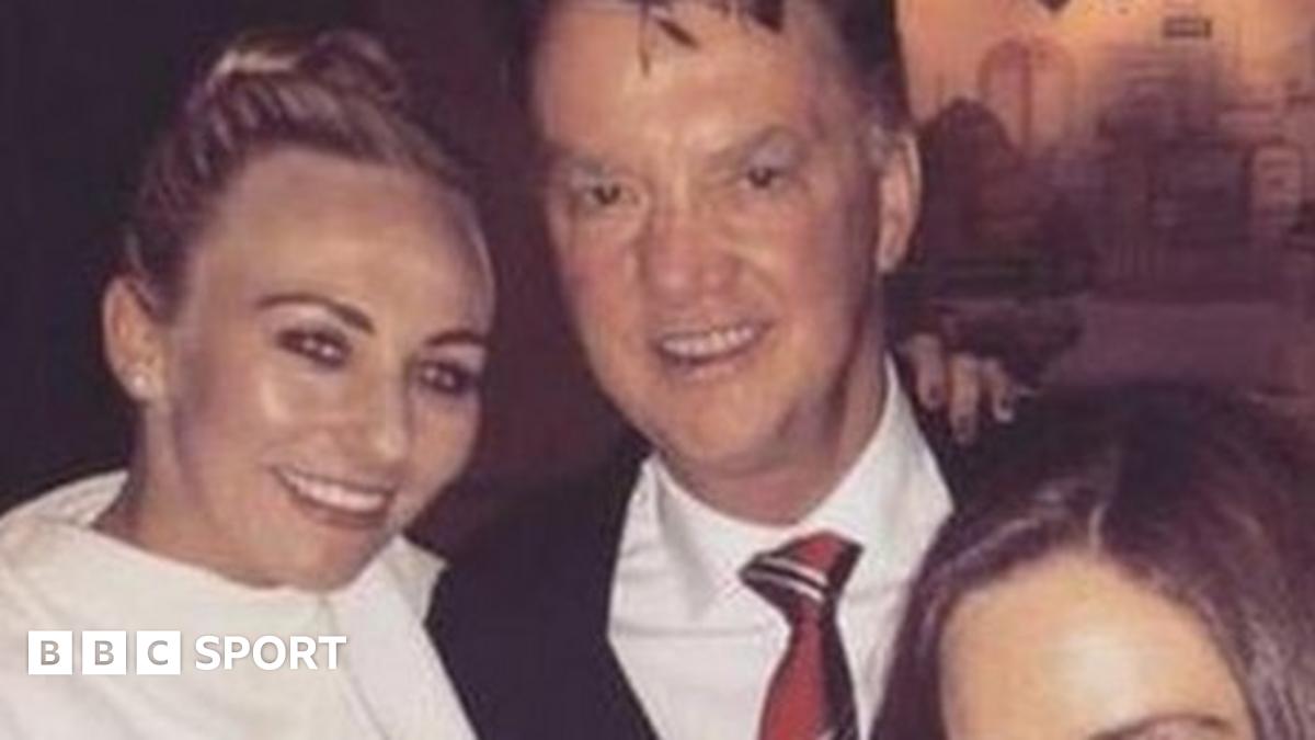 Manchester City: Toni Duggan sorry for Louis van Gaal photo - BBC Sport