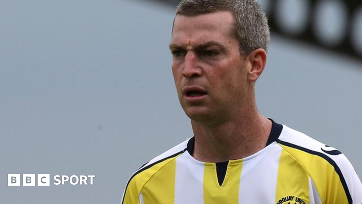 Cheltenham Town sign Aaron Downes and Jack Munns - BBC Sport