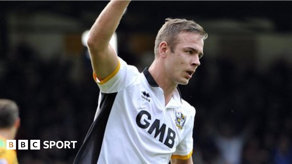 Tom Pope: Port Vale striker in talks with Doncaster Rovers - BBC Sport