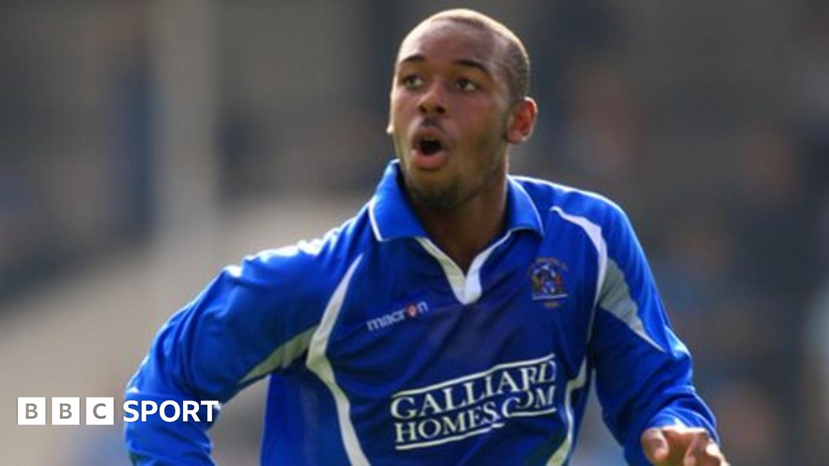 Kieron St Aimie: Welling forward signs new contract - BBC Sport