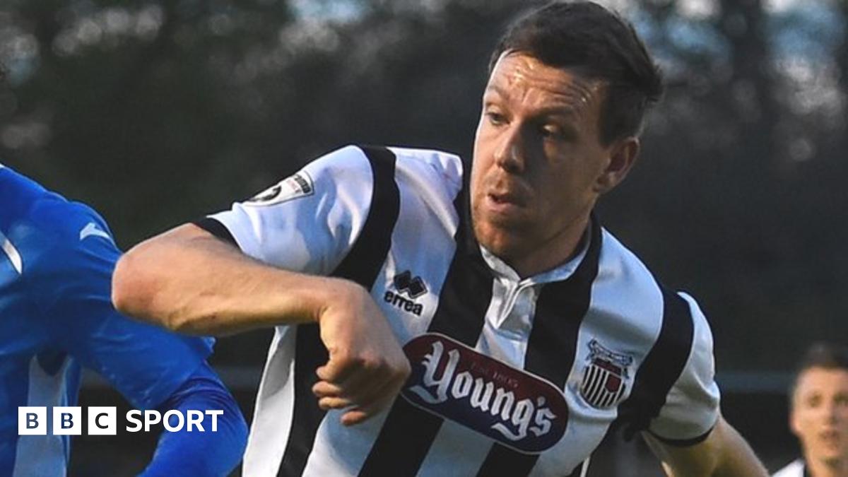 Carl Magnay: Hartlepool United sign Grimsby Town defender - BBC Sport