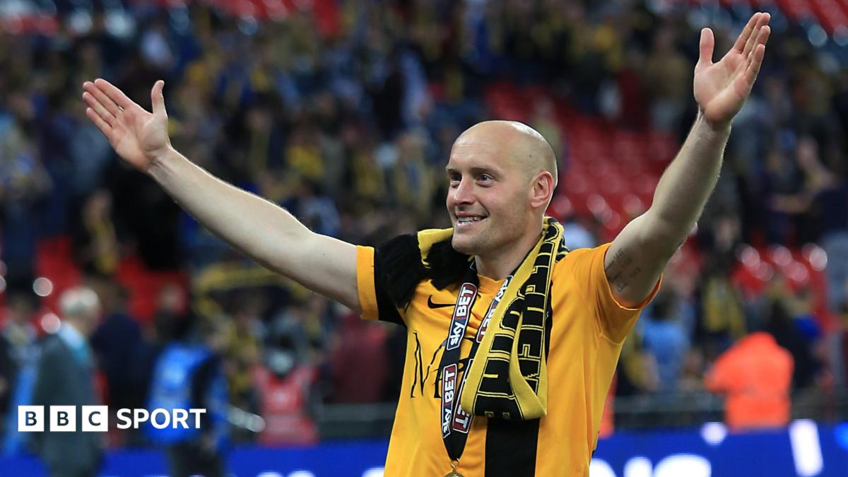 Adam Barrett: Southend United defender signs one-year deal - BBC Sport
