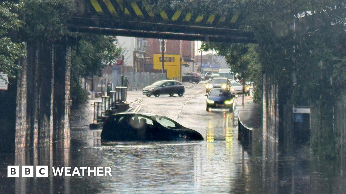 UK Weather: Severe weather warning after 13,000 lightning strikes - BBC ...