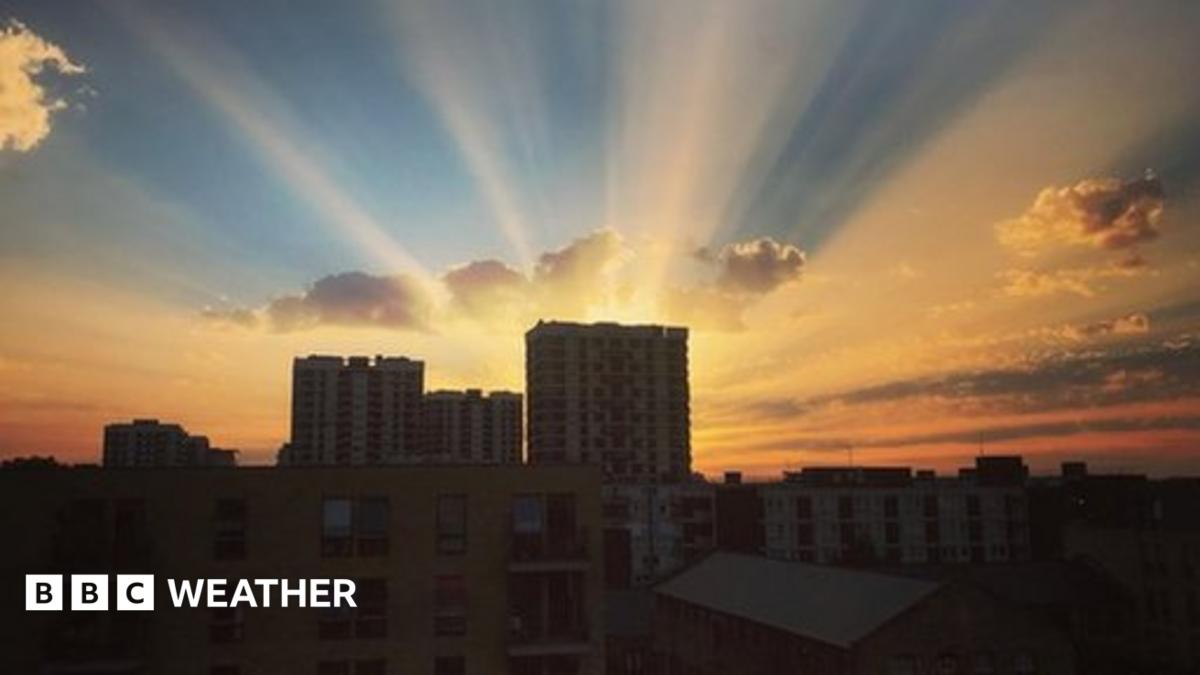 Stunning crepuscular sunset rays - BBC Weather