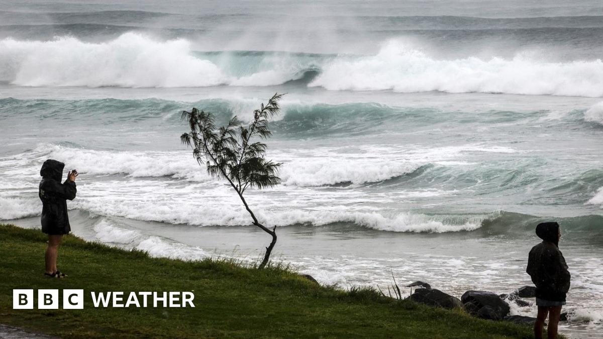 Cyclone Alfred: Rare storm to hit east coast of Australia - BBC Weather