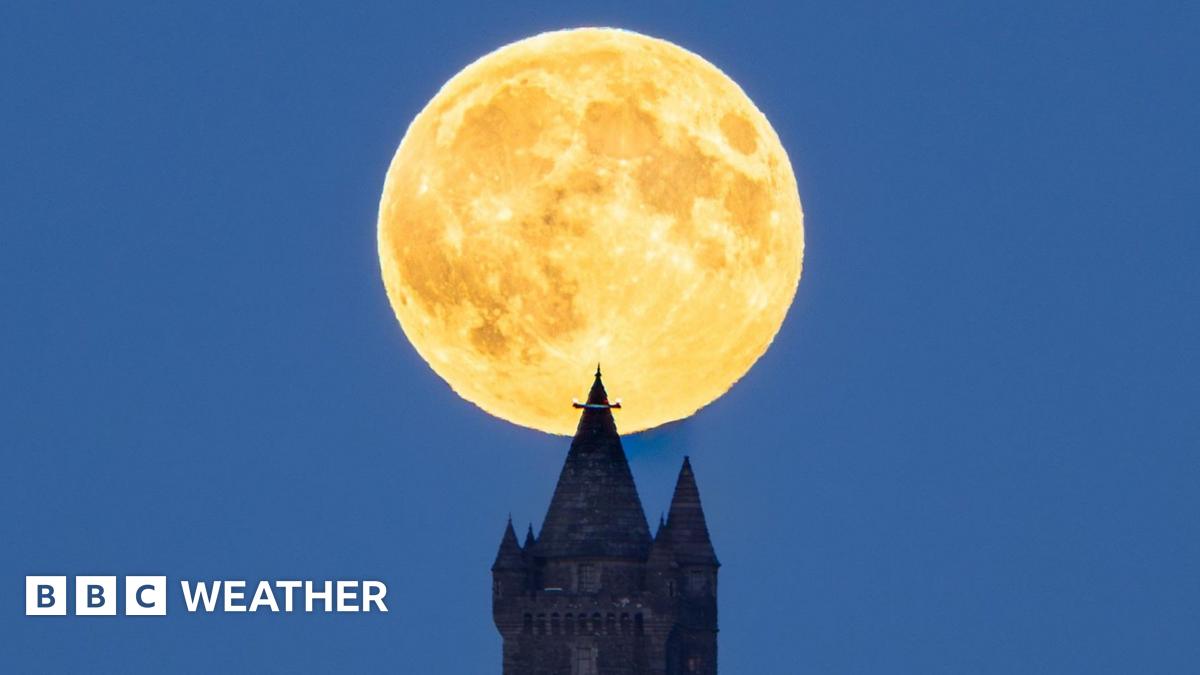 Hunter's supermoon: Stunning shots of 2024's brightest full moon - BBC ...