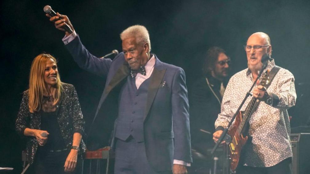 Steve Cropper, guitarist of Booker T and the MGs, dies aged 84 - BBC News