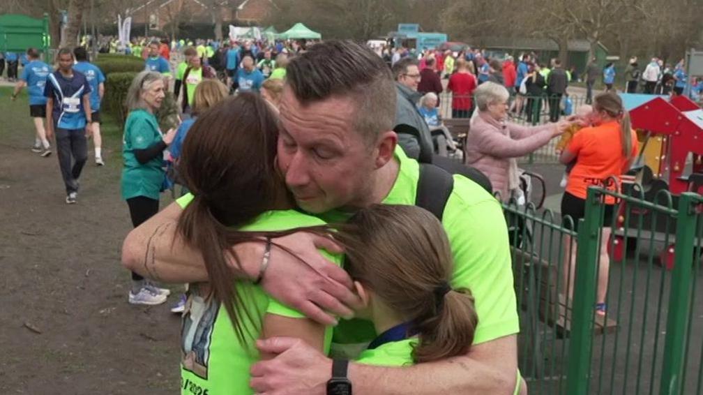 Hundreds run Wakefield Hospice 10k in memory of Ossett mum - BBC News