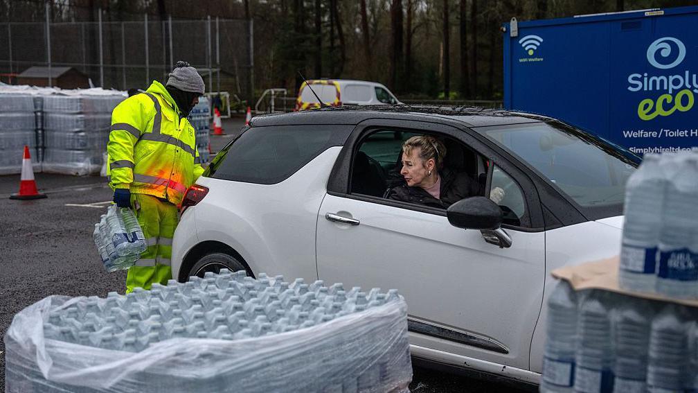 Neighbours helping out amid South East Water supply problems - BBC News