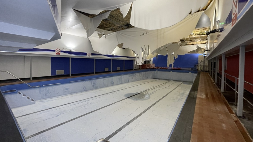 Closed Batley Baths leisure centre goes up for auction - BBC News