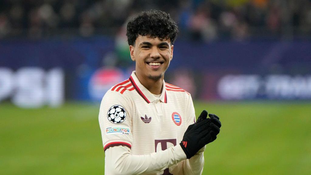 Everton transfer news: Adam Aznou's impressive dribbling stats - BBC Sport