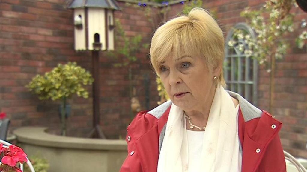 Rheolau ymweliadau cartrefi gofal yn 'greulon' - BBC Cymru Fyw