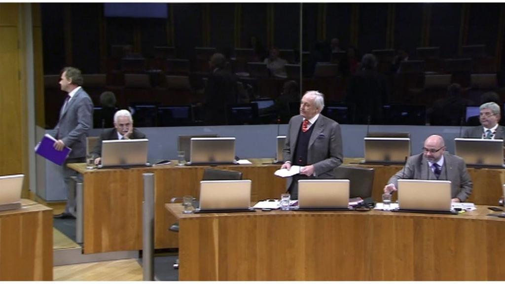 UKIP AM Gareth Bennett barred from speaking in Senedd - BBC News