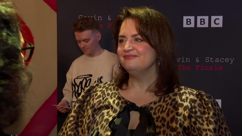 Gavin & Stacey: Ruth Jones yn 'dwli chwarae Nessa' - BBC Cymru Fyw