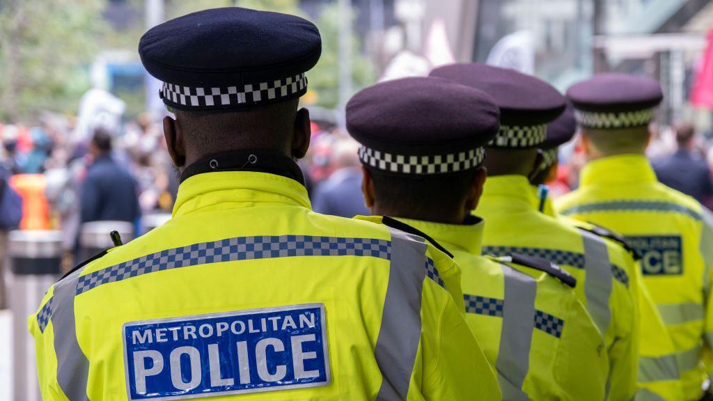 Met Police Federation criticises 'intrusive' use of Palantir AI - BBC News