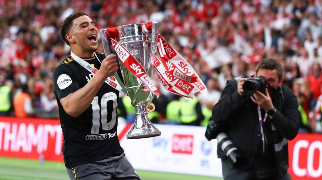 Southampton transfer news: Che Adams farewell message to Saints fans ...