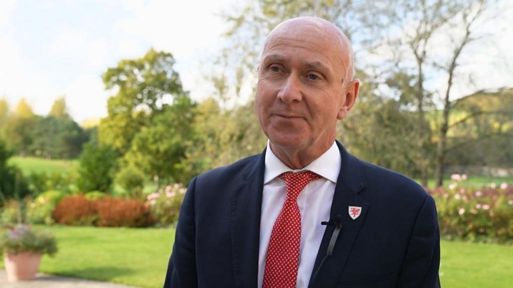 CBDC yn rhoi'r Gymraeg wrth galon pêl-droed Cymru - BBC Cymru Fyw