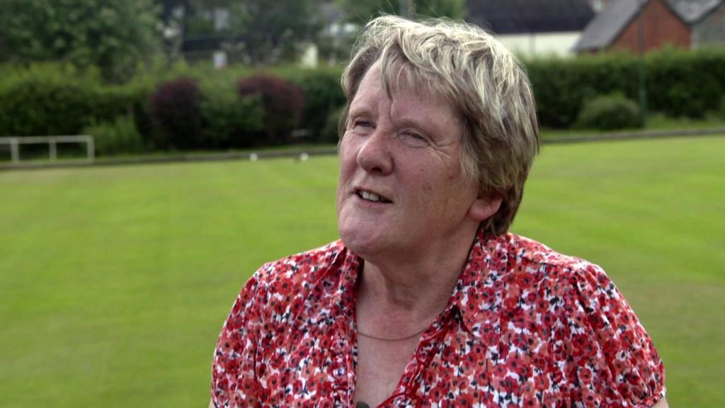 Edwin ac Eirian Jones yn hel atgofion ar Cefn Gwlad - BBC Cymru Fyw