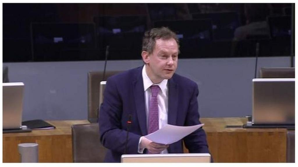 UKIP's Gareth Bennett banned from Senedd - BBC News