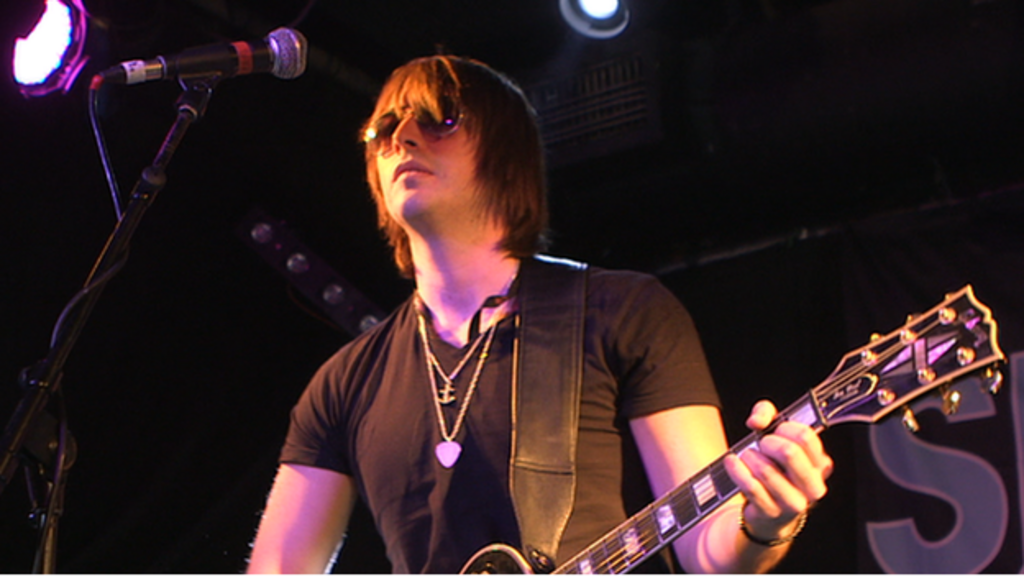 Life on stage as a blind guitarist - BBC Newsround