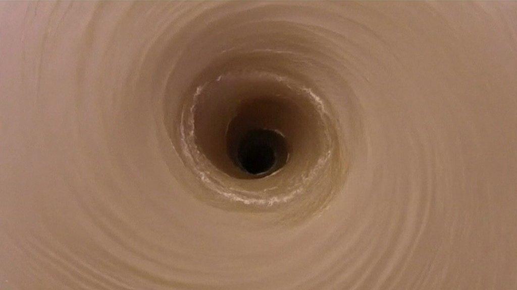 Huge vortex appears in lake in America - BBC Newsround