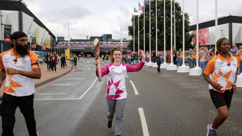 Commonwealth Games: Solihull supporters watch Queen's Baton Relay - BBC ...