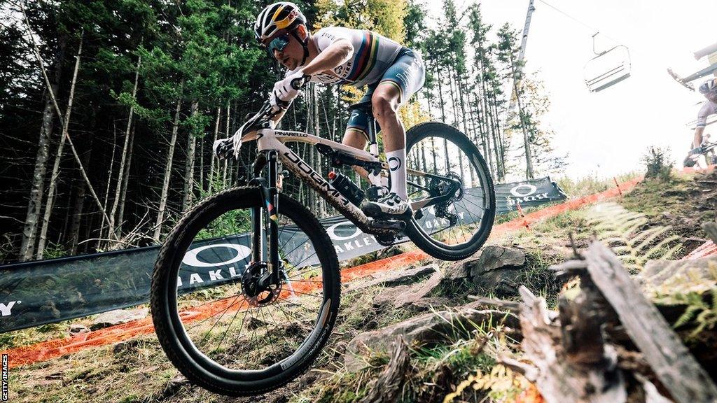 Tom Pidcock: Briton wins Mountain Bike Cross Country World Cup finale - BBC Sport