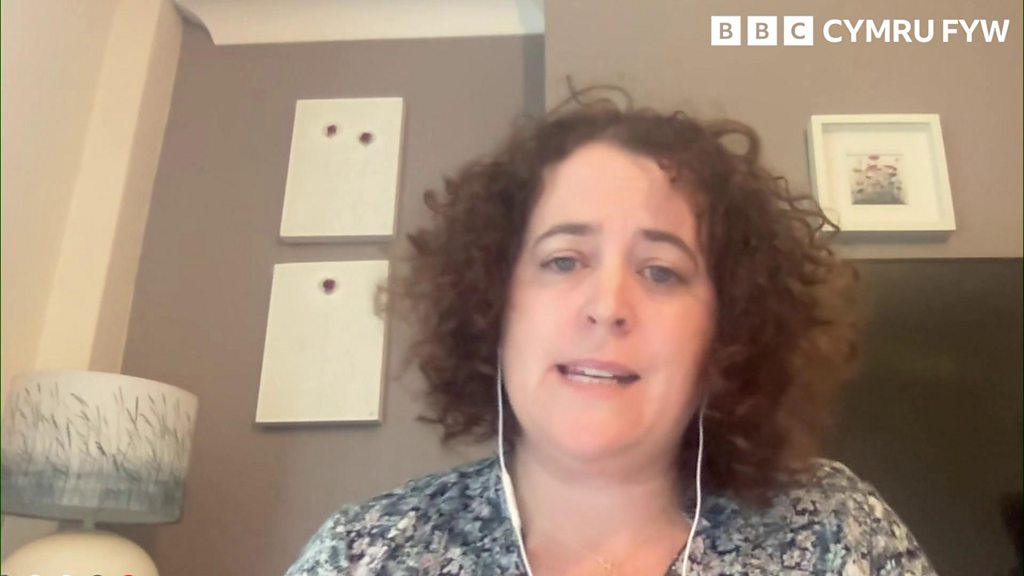 Ynni: 'Peidiwch ag eistedd yn dawel heb siarad â neb' - BBC Cymru Fyw
