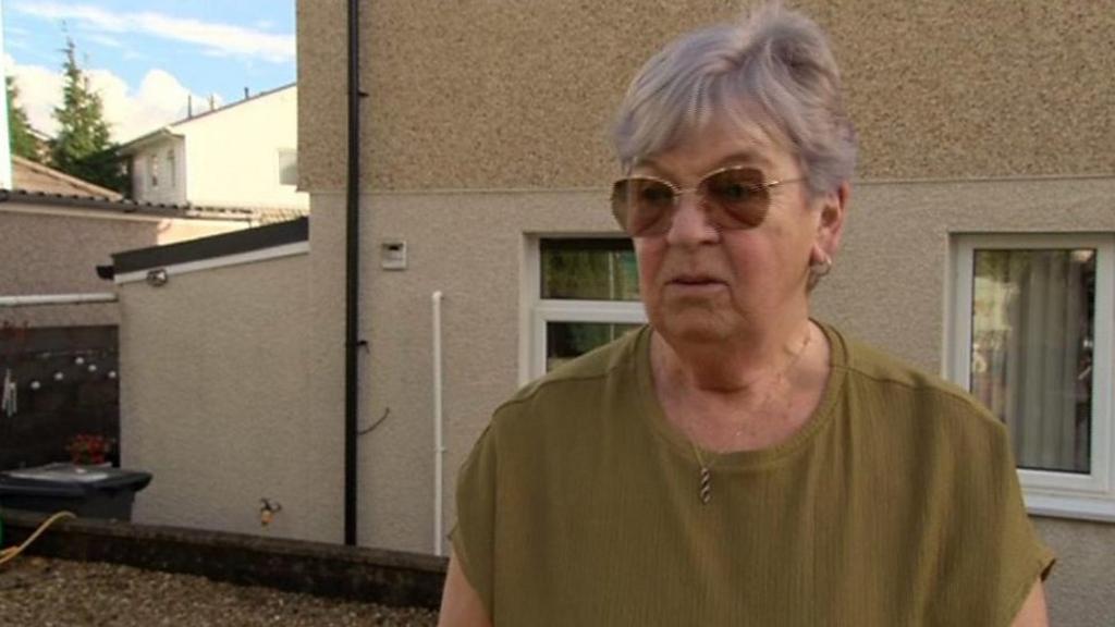 Llifogydd: 'O'n i ddim yn gwybod beth i'w wneud' - BBC Cymru Fyw