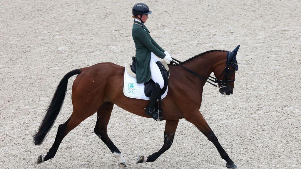 Berry with solid dressage score on first day of eventing - BBC Sport