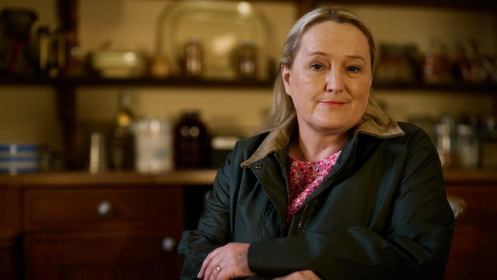 Sera Cracroft: 'Pwysig siarad' am ei phrofiad cam-drin - BBC Cymru Fyw