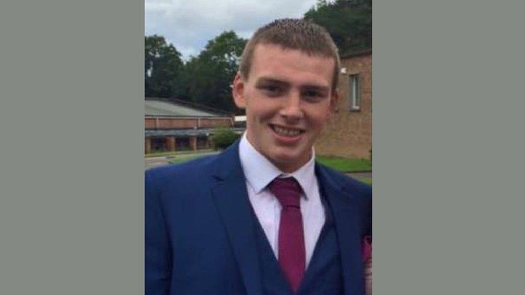 Police incident near fatal shooting scene in Castlemilk - BBC News