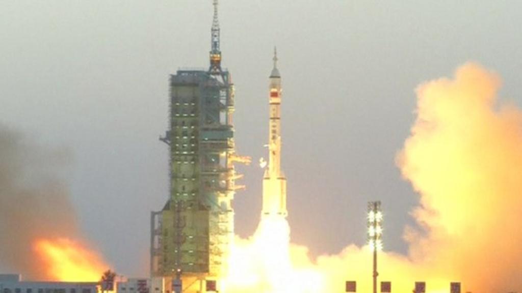 China launches astronauts on science mission - BBC Newsround