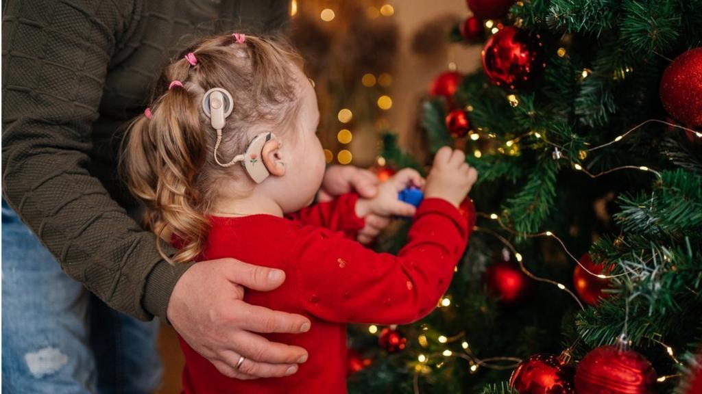 Find out how deaf children are able to sign with Santa - BBC Newsround