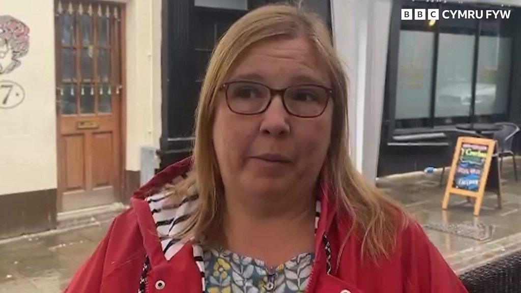 Costau ynni: 'Pobl yn trio arbed ond does nunlle i fynd' - BBC Cymru Fyw