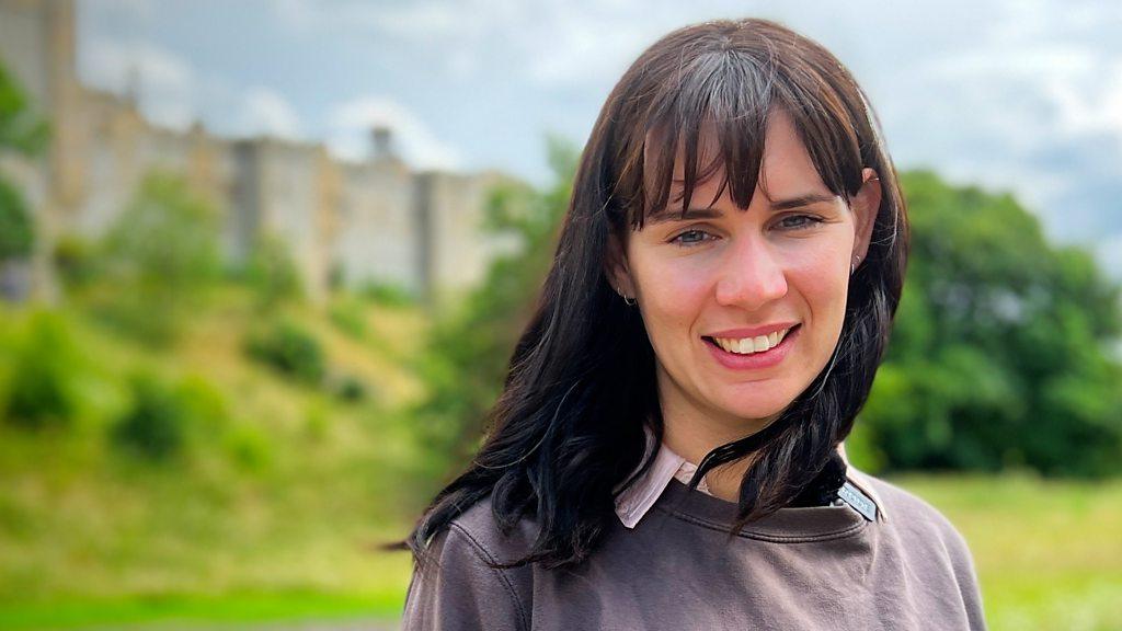 Halifax stone carving festival celebrates Yorkshire wildlife - BBC News