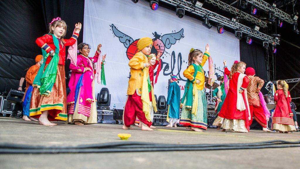 Heart beats: Music acts wow Belladrum crowds - BBC News