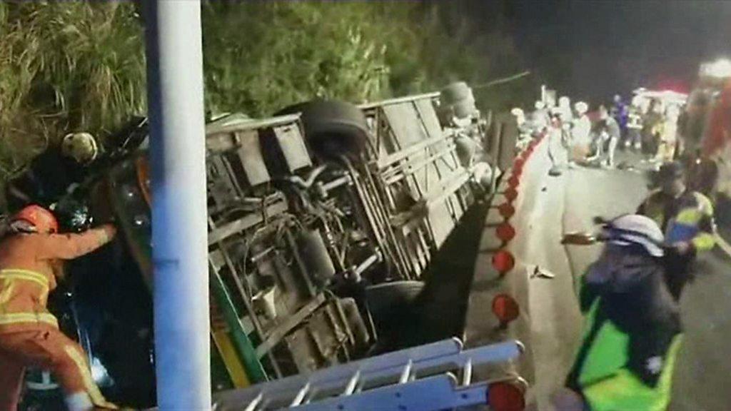 Taiwan tour bus crash kills dozens - BBC News