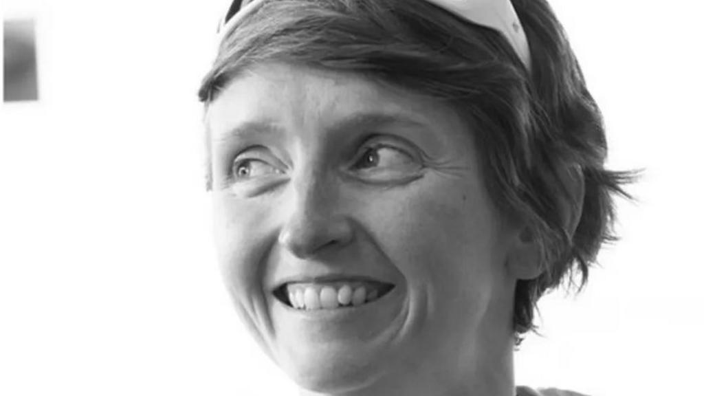 Galw am newid y drefn o ddarparu cadeiriau olwyn - BBC Cymru Fyw